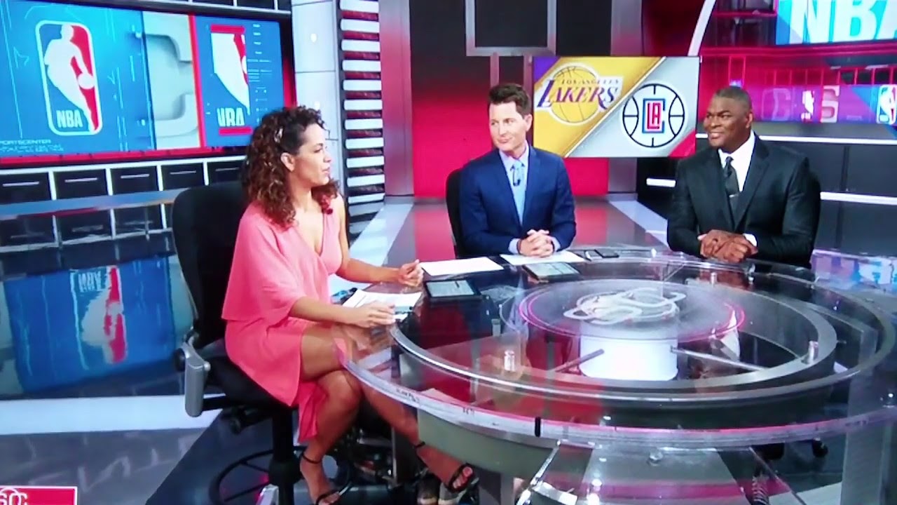 Ellie Duncan Legs and Toes Smoking Hot! - YouTube