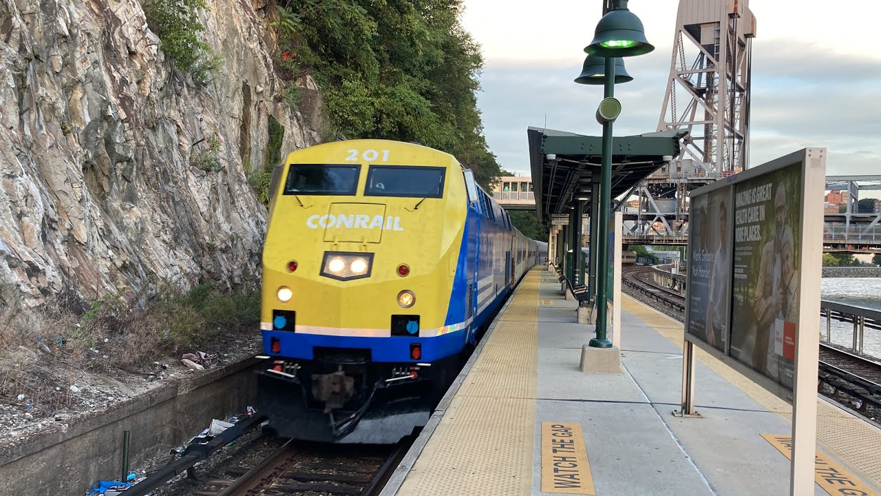 Metro North Railroad: P32ACDM #201 Conrail Heritage livery bypassing ...