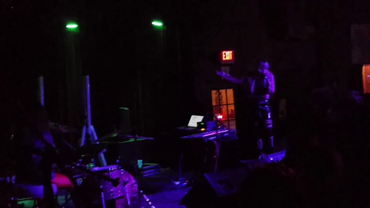 Computer magic performs Fuzz - YouTube