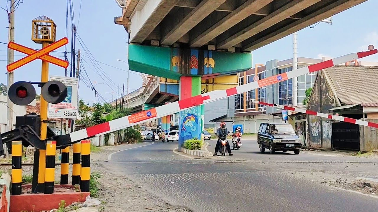 Railroad Crossing Indonesia | Kereta Api Babaranjang - YouTube