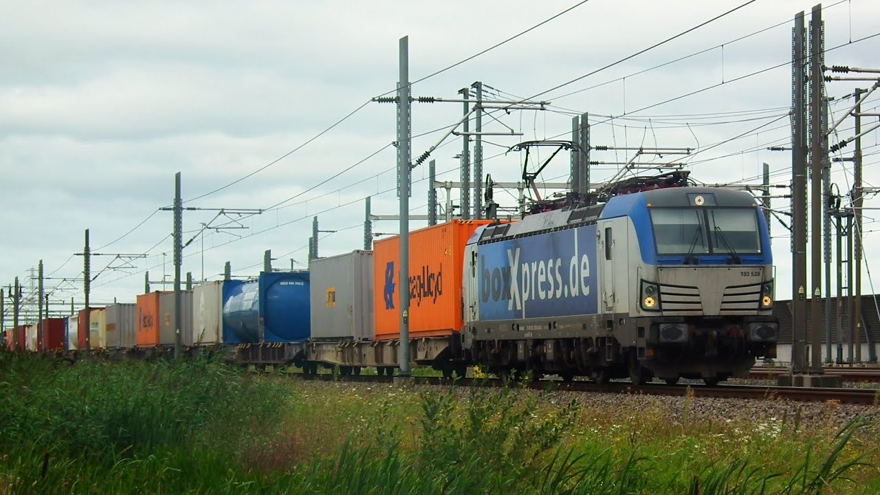 Box express komt met een Shuttle langs betuwe route te hoogte van elst ...