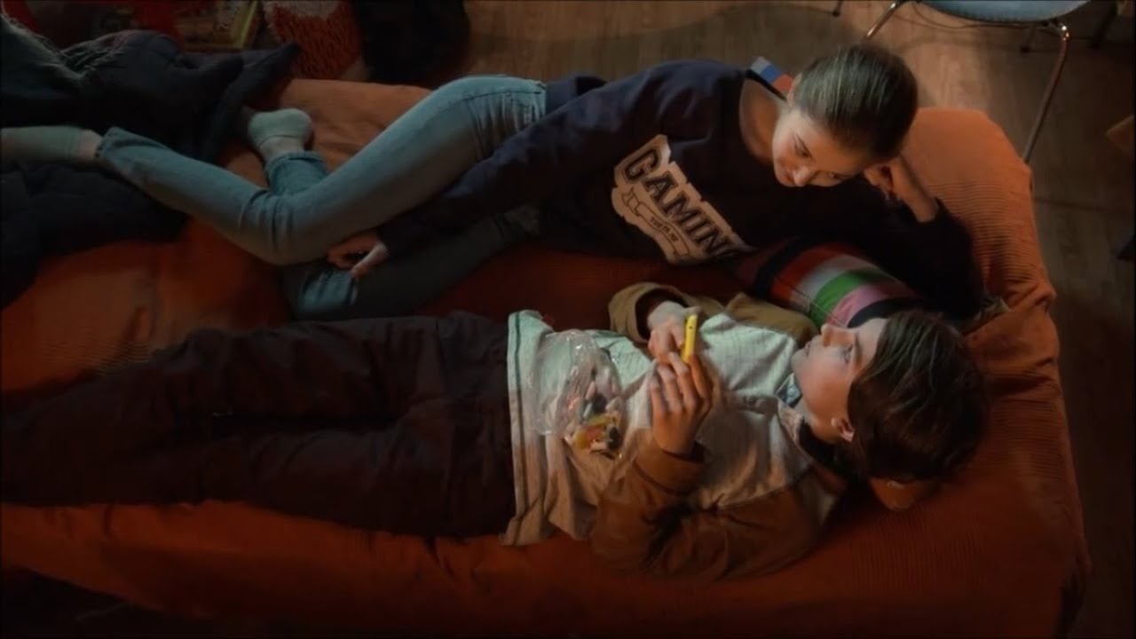 Salkkarit - Severi ja Viola pussailevat - YouTube