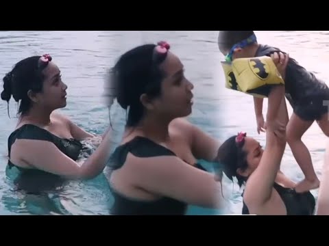 Momen Hot Nagita Ajarin Rafathar Berenang! Baju Renang Hitam Bikin Salfok, Mama Gigi Seksi & Cantik