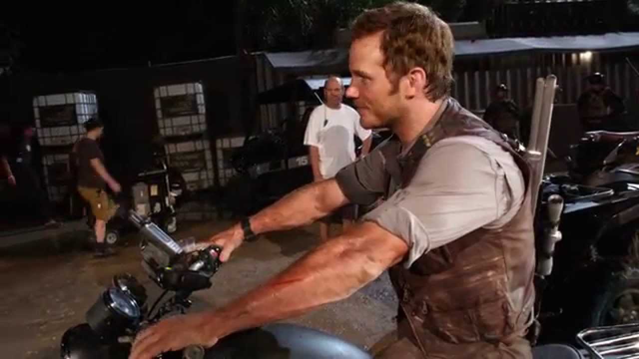 Jurassic World -- Motorcycle -- Regal Cinemas [HD] - YouTube