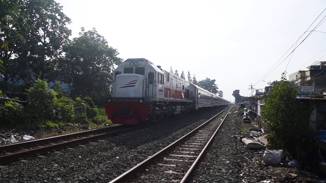 Kereta Lokal Bandung Raya | Lokomotif cc 2017721 - YouTube