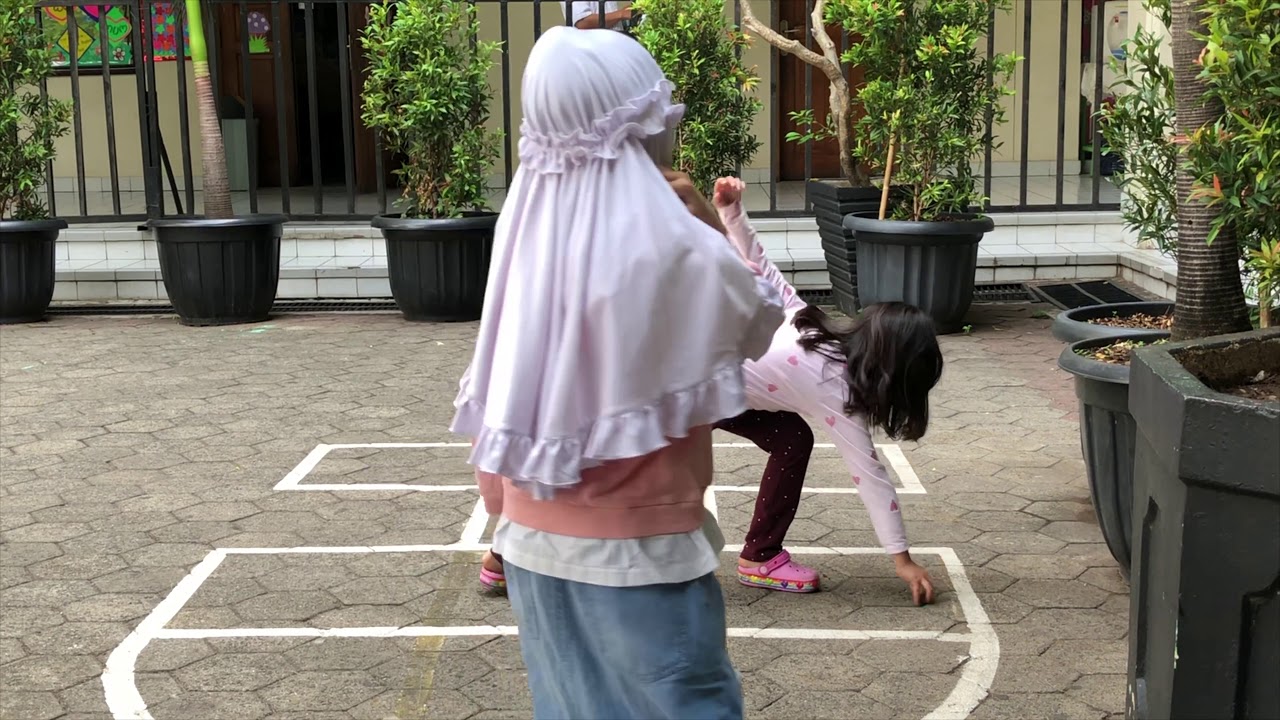 Main Gunungan / Dampu Bulan - YouTube