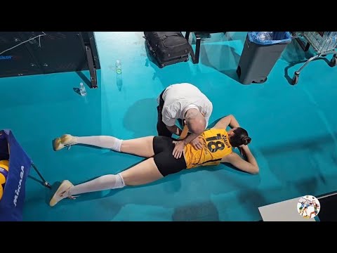 Zehra Gunes received treatment during the break Vakıfbank Zeren match.Zehra Güneş