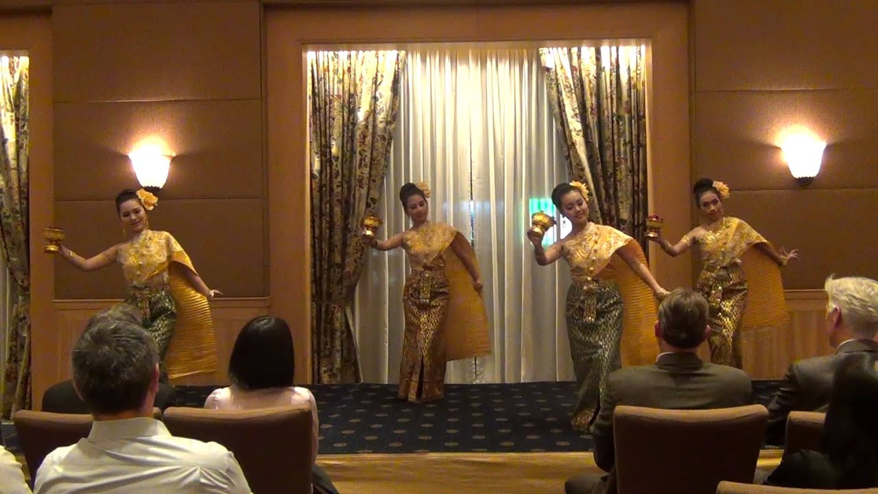 Blessing Dance :(รำอวยพรโปรยดอกไม้) by CPN Promotion - YouTube