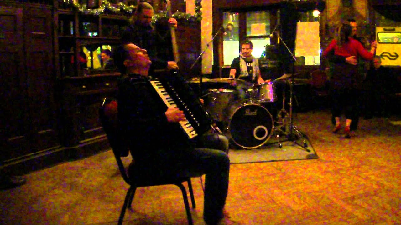 "Mas en tango", bij El Tren, station Haarlem - YouTube