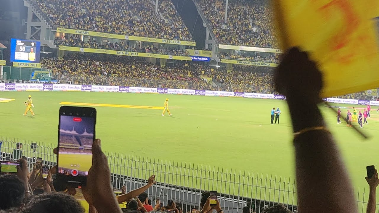 Dhoni enters into Chepauk for batting and crowd going crazy | IPL | CSK ...
