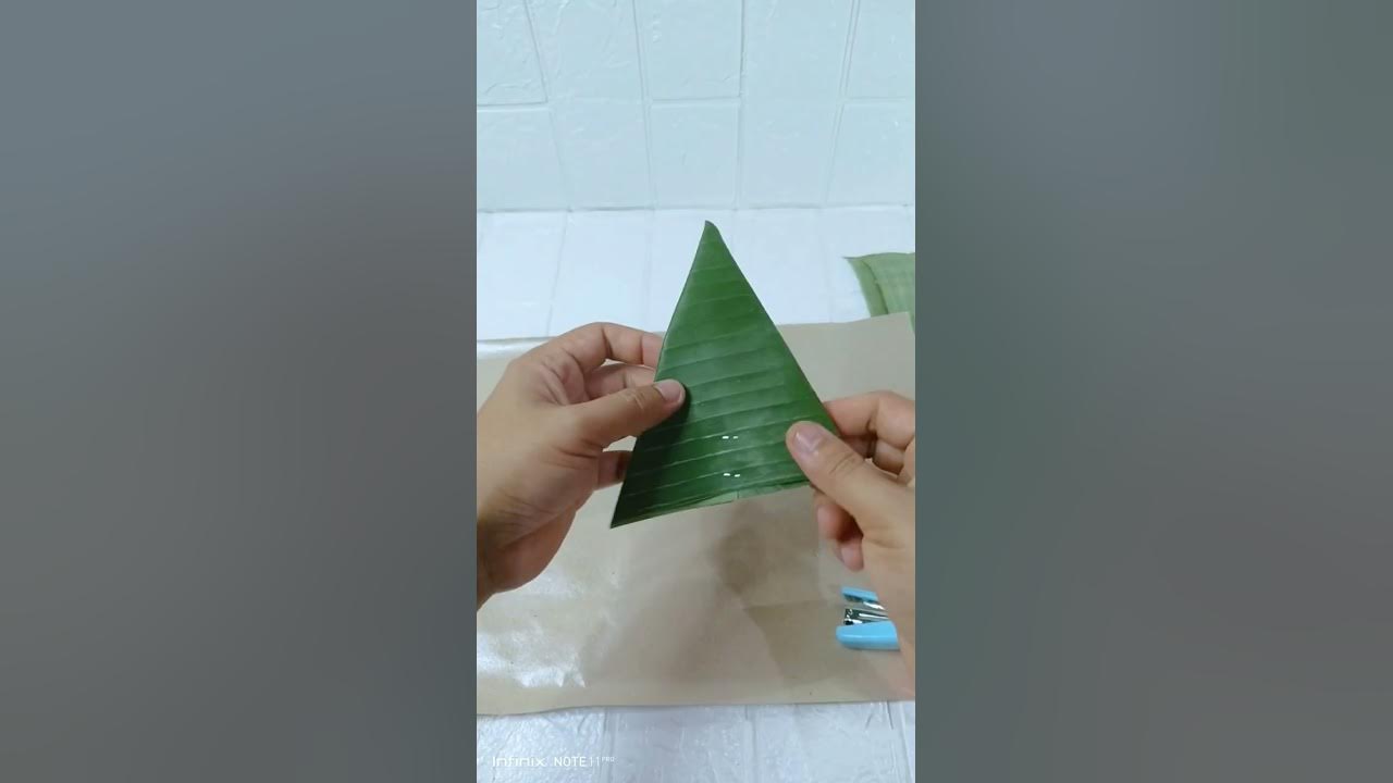 Cara cepat melipat daun pisang untuk hiasan nampan tumpeng - YouTube