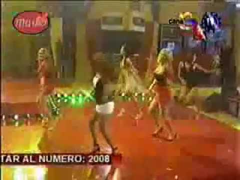 chicas bien buenas bailando en minifalda