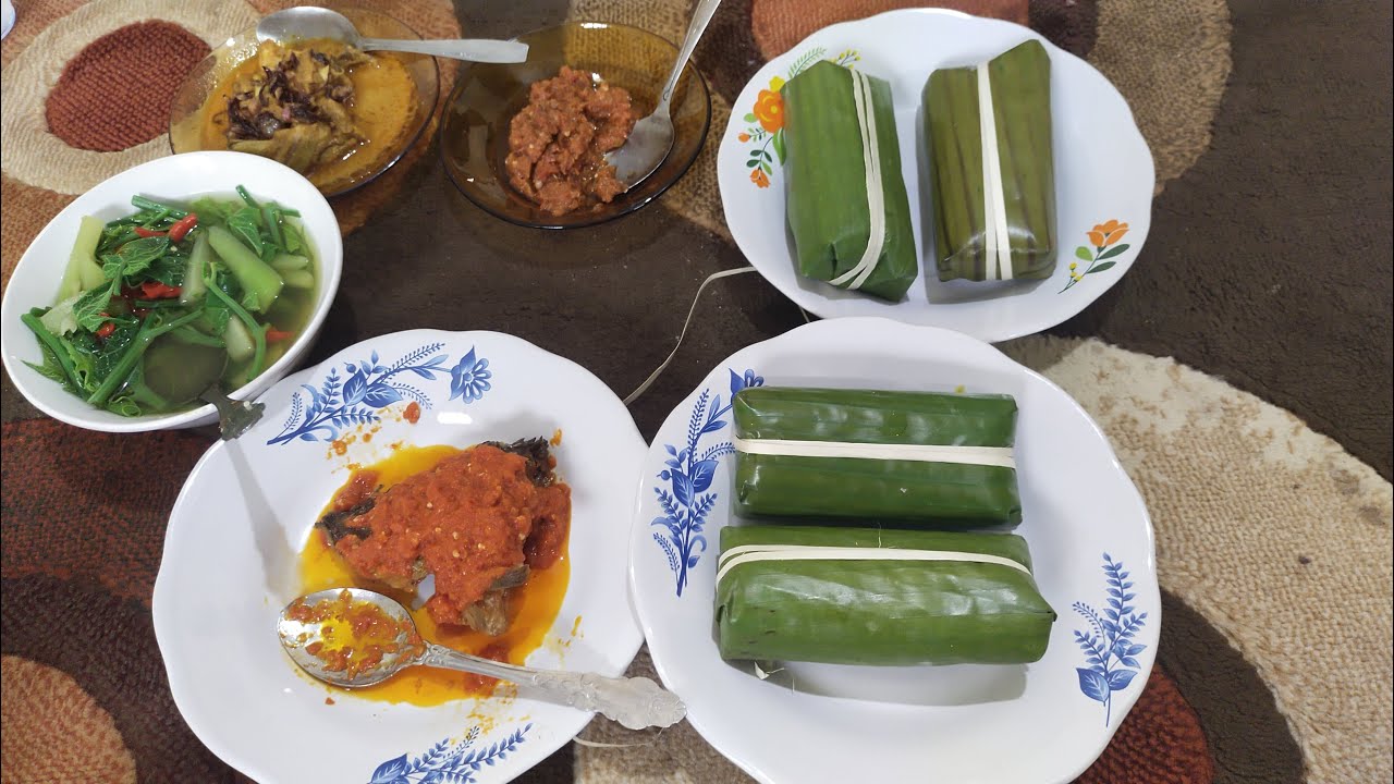 Kero Tum: Nasi yang dibungkus pakai daun pisang makanan kebesaran Khas ...
