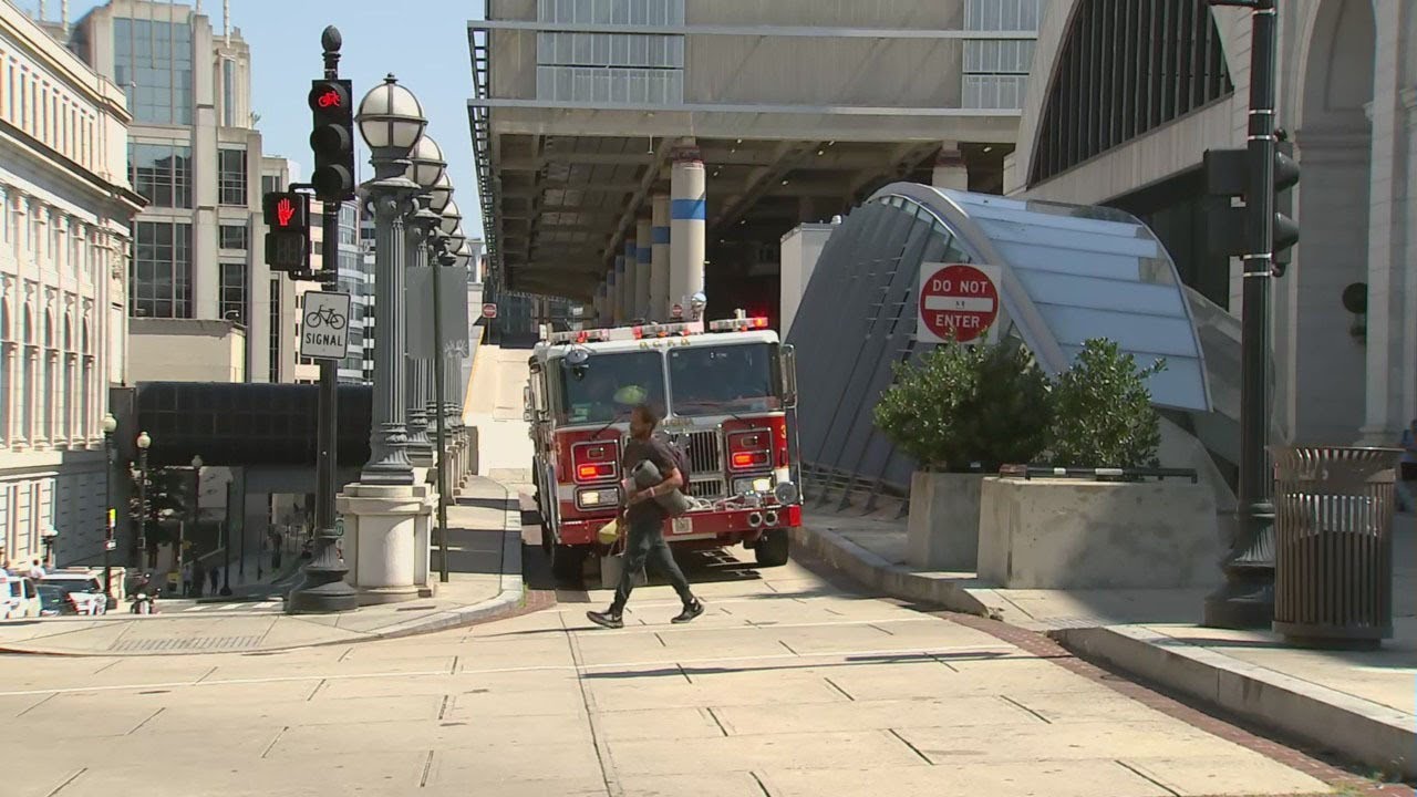 Amtrak train derails inside tunnel near DC's Union Station: officials ...