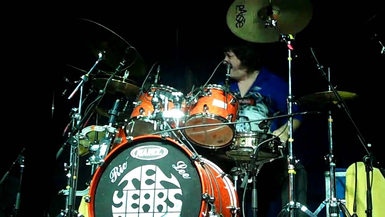 Ten Years After / Ric Lee - Drum Solo Part-1 @ GoEasy 28.01.2011 - YouTube