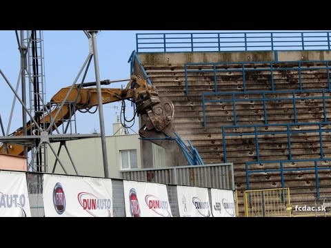 A bontás első pillanatai - Prvé momenty búrania severnej tribúny - YouTube