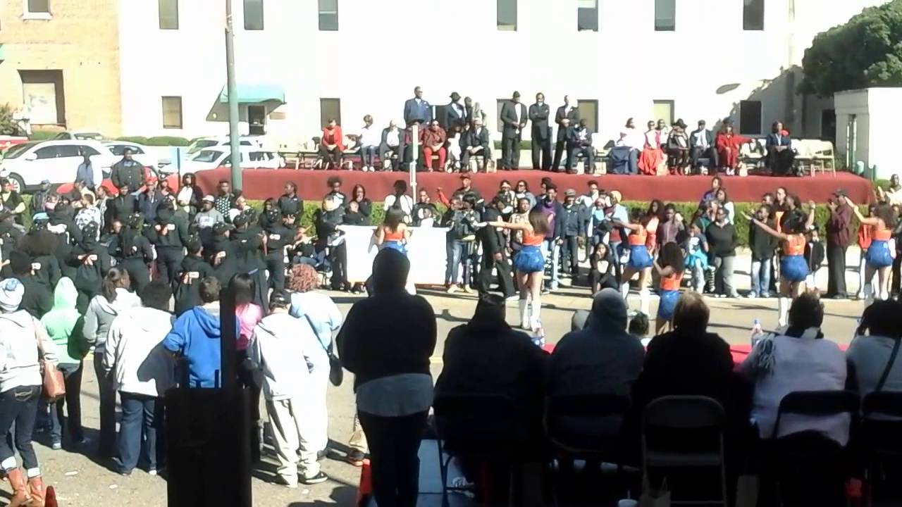 Bellevue Middle School Majorettes and Drumline - YouTube