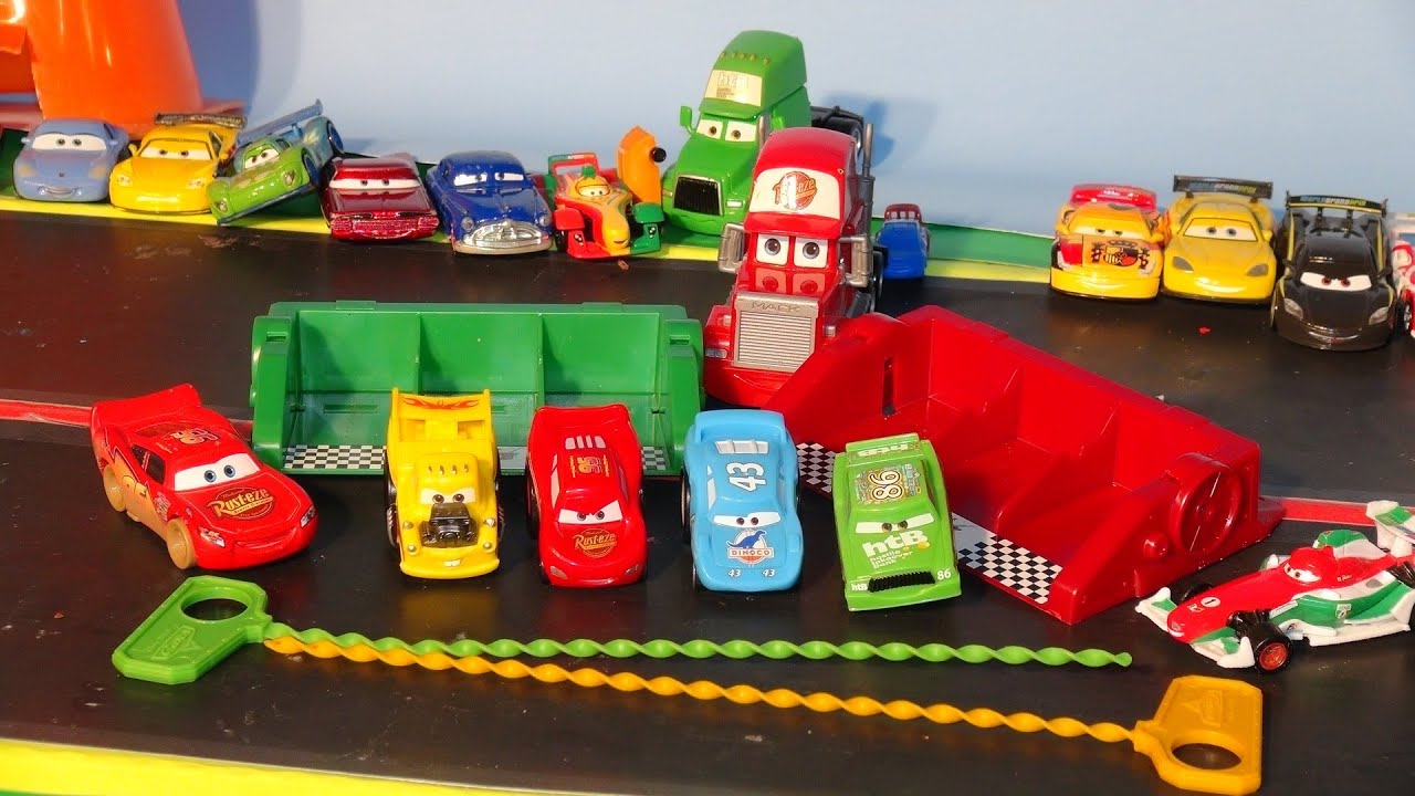 Pixar Cars Lightning McQueen RIPLASH Racers with Lightning McQueen ...