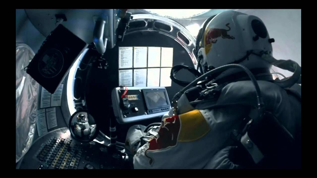 Red Bull Stratos - Jump of 39 km (Takeoff and landing) Felix ...