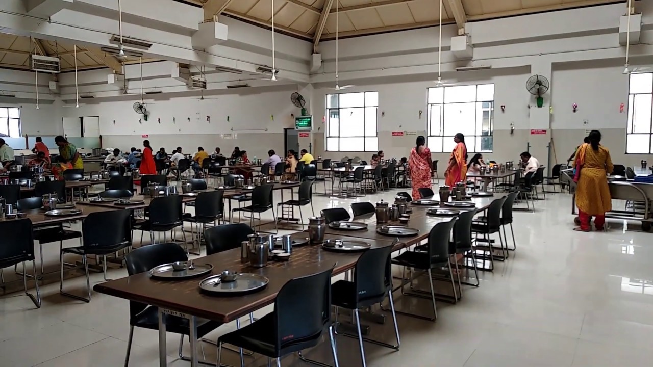 shirdi's mega kitchen: यहां एक बार में 3 हज़ार लोग खाते हैं खाना - YouTube