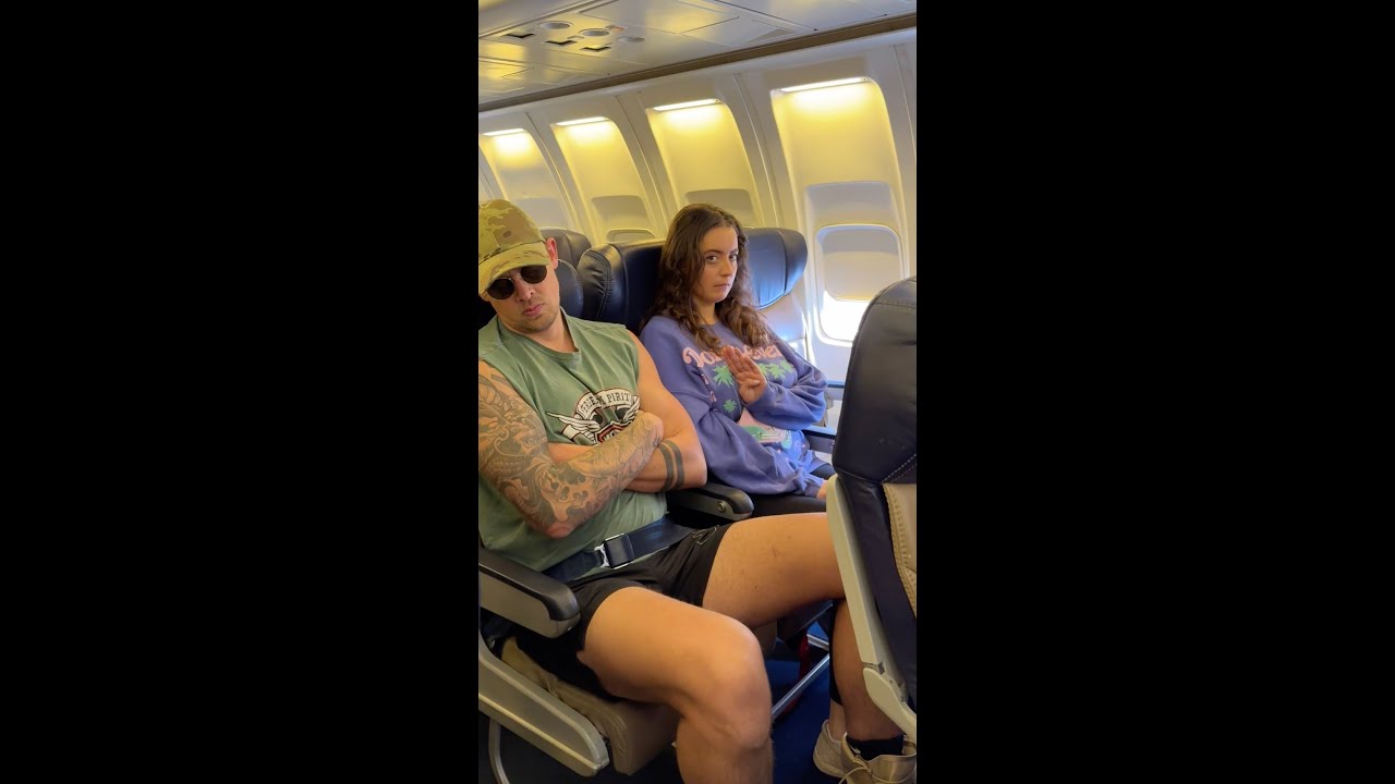 Girl signals for help on plane 😱 - YouTube