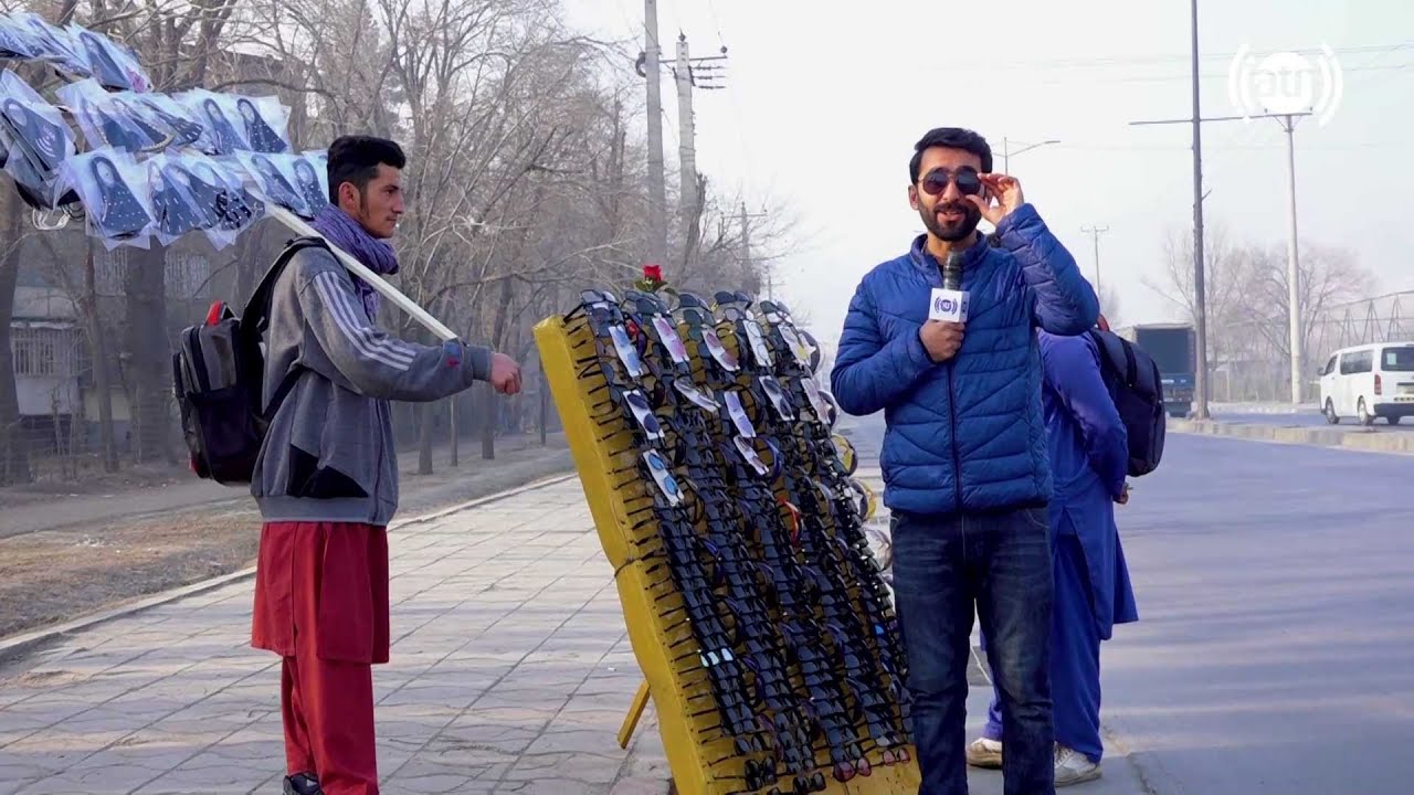 Mobile sellers of sunglasses and masks in first Macrorayan / فروشنده ...