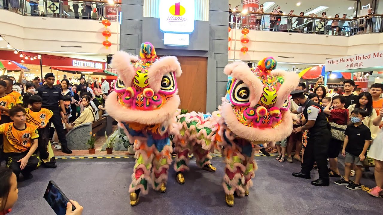 Khuan Loke Lion Dance Walkaround | One Utama Shopping Mall - YouTube