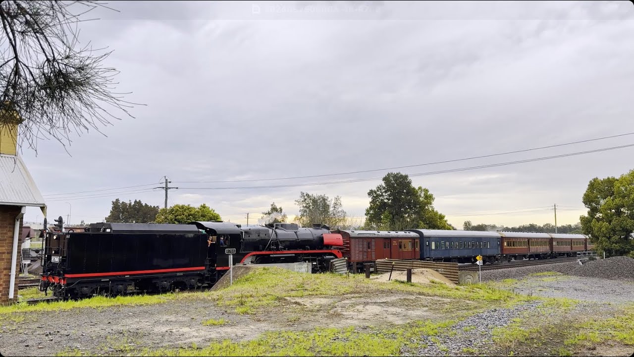 VR R766 Arriving Maitland - The Picnic Train - YouTube