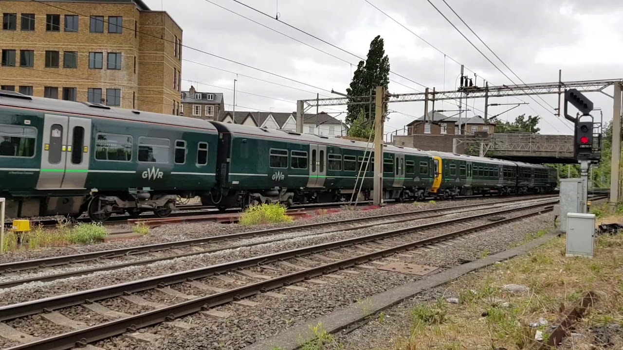 GWR 165 zipping through Watford Junction - YouTube