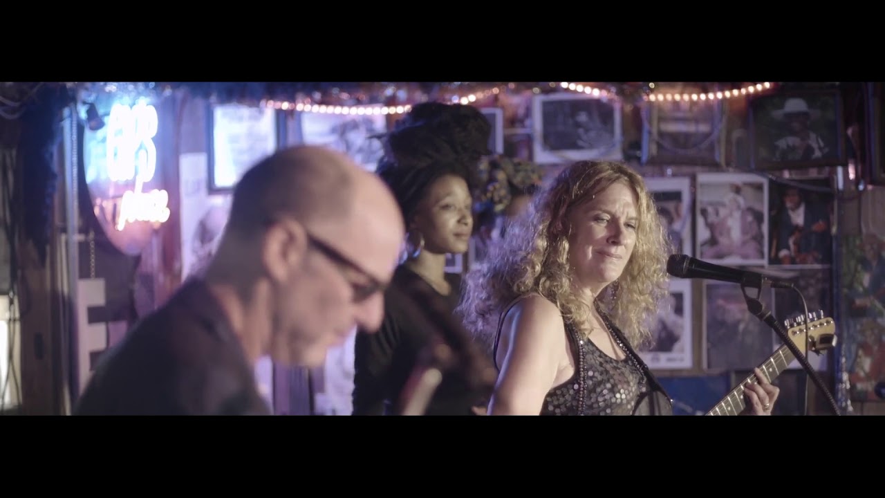 Debbie Bond "Left Me In The Dark" - YouTube