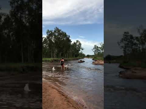 anak bule main di sungai