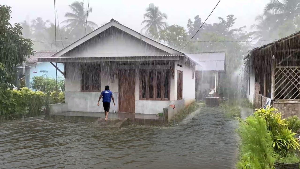 99% Fall asleep quickly and relieve insomnia with heavy rain pouring ...