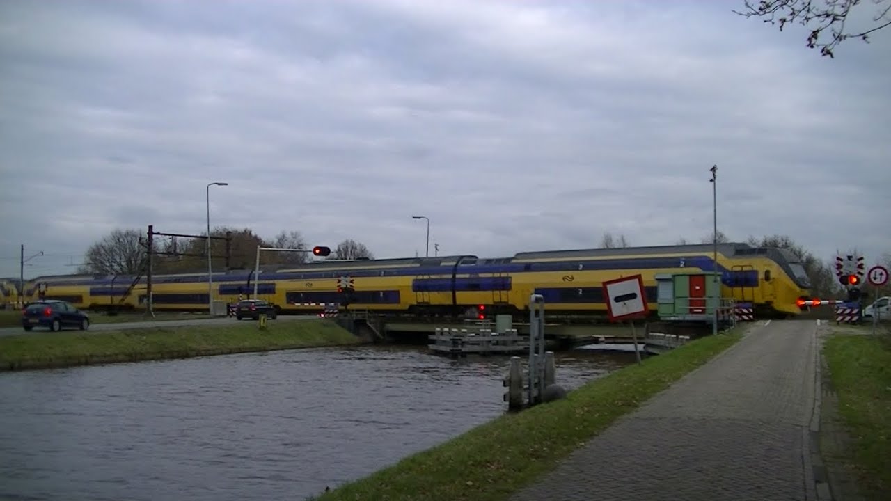 3 spoorwegovergangen in Meppel // 3 dutch railroad crossings - YouTube