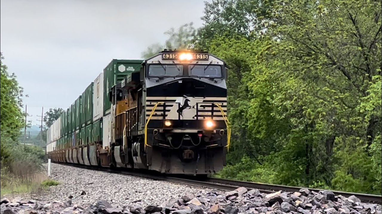 Two AC44 Rebuilds Lead NS 258 @ Bridgeton, MO - YouTube