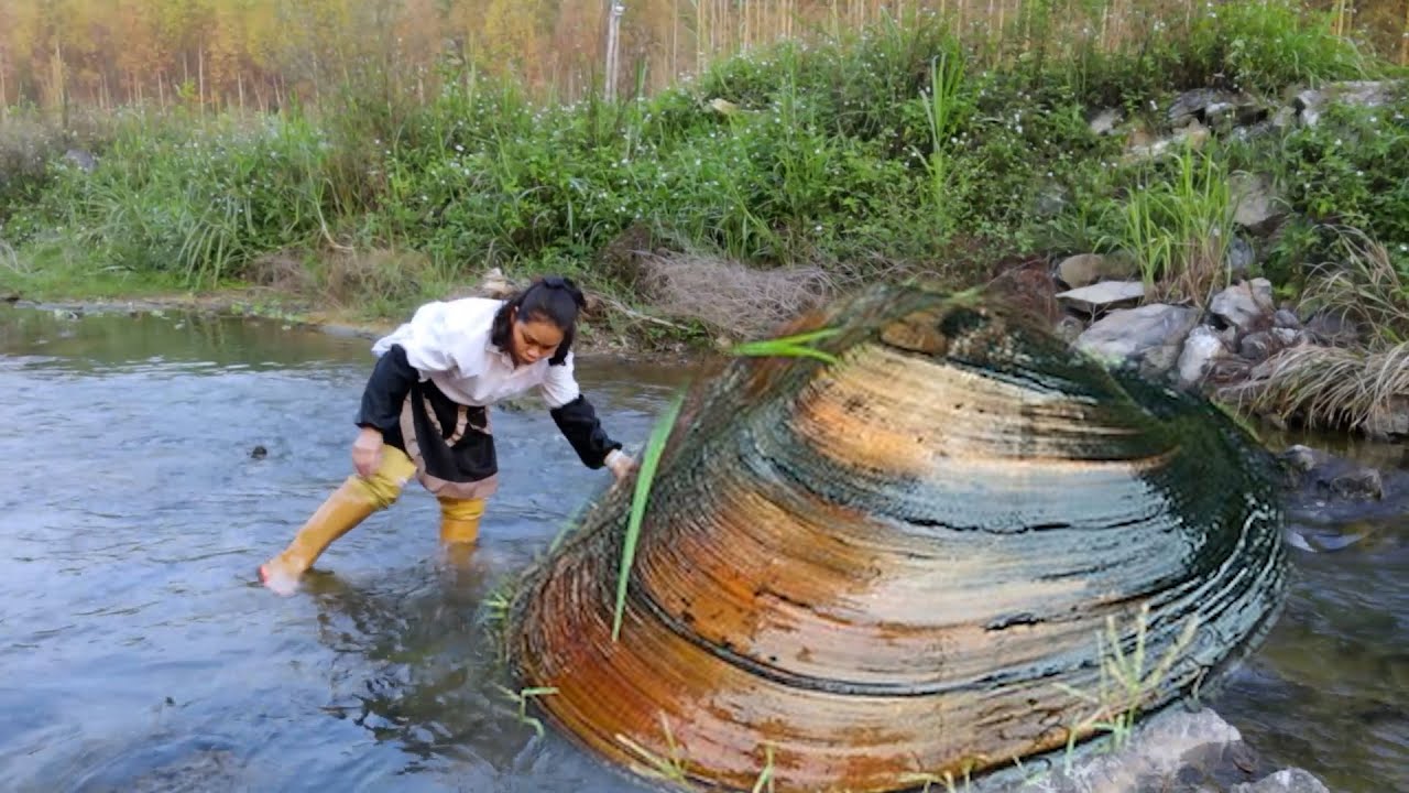 🎁🐚 Rare Pearl Clam: Girl Searching for Nature's Most coveted Freshwater ...