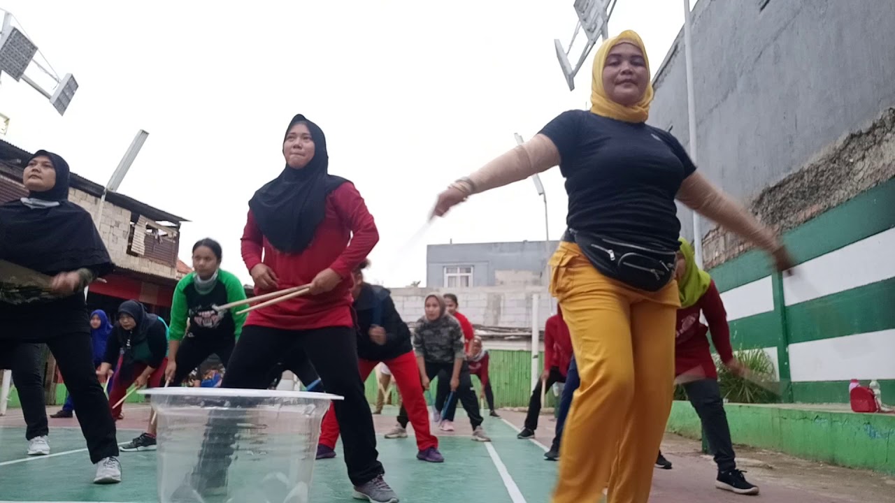 Senam bareng warga kampung pladen - YouTube