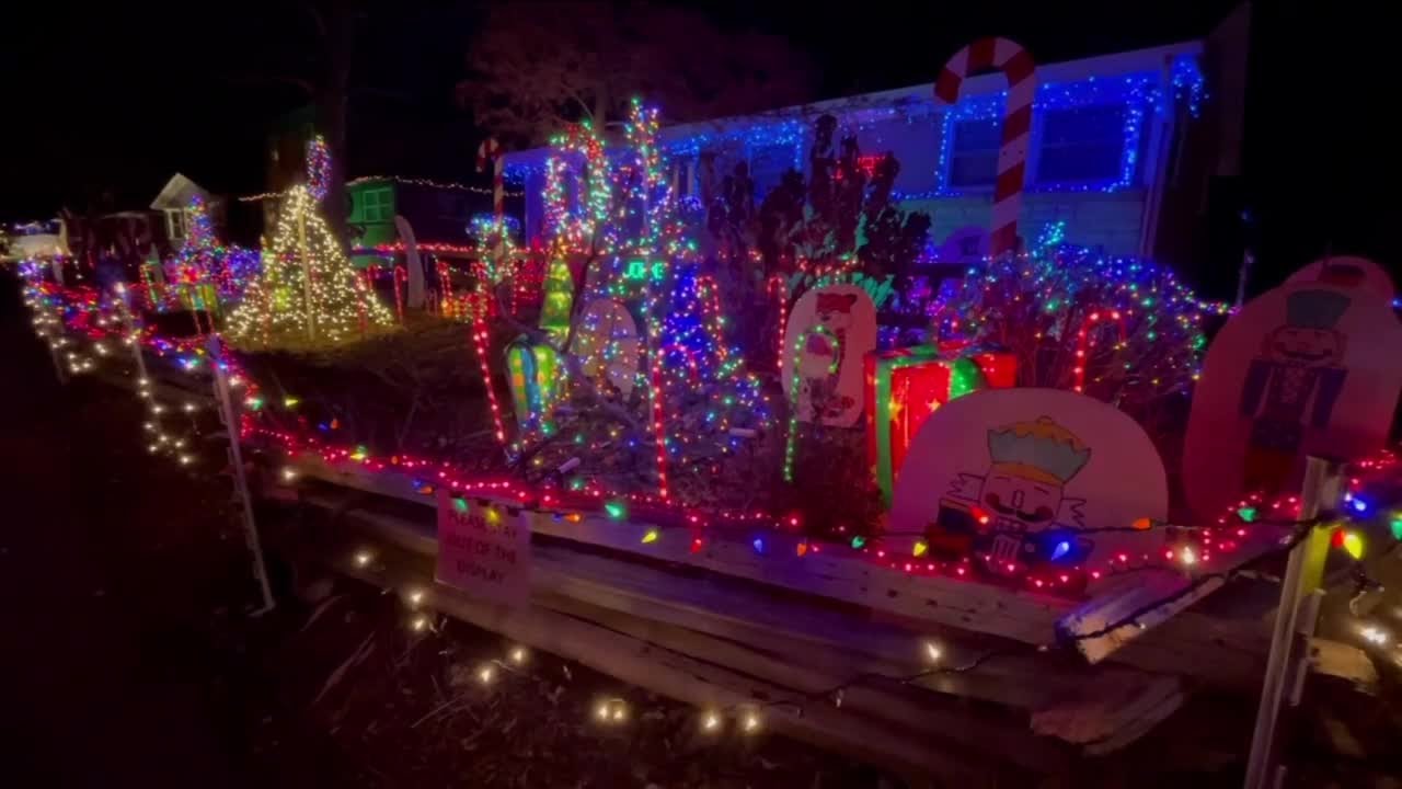 Candy Cane Lane draws crowds on its first night of the season - YouTube