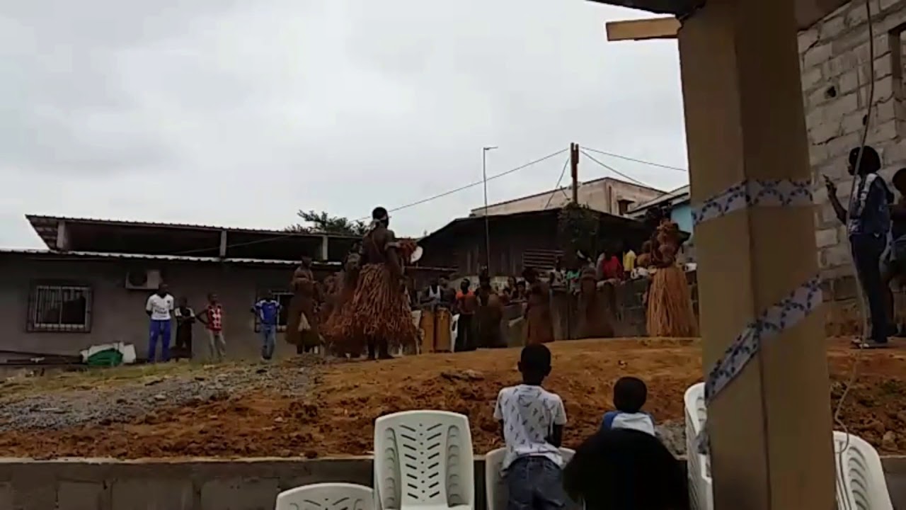 Danse traditionnelle Fang du Gabon. Fang traditional danse from Gabon ...