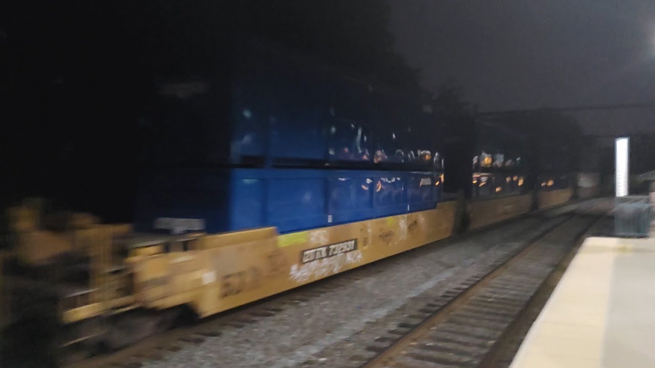 CSX i157 with 6 bright blue 48' trash containers, and a DPU at the back ...