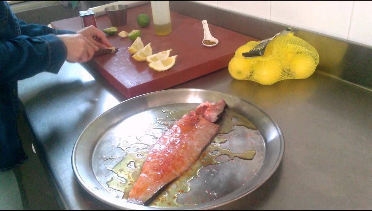 Riba lavrak s aromatni trevi na fyrna - YouTube