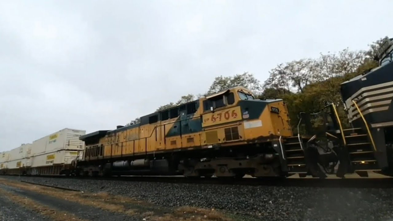 Norfolk Southern H65 and 28X in Phillipsburg, NJ with UP 6706 "CNW ...