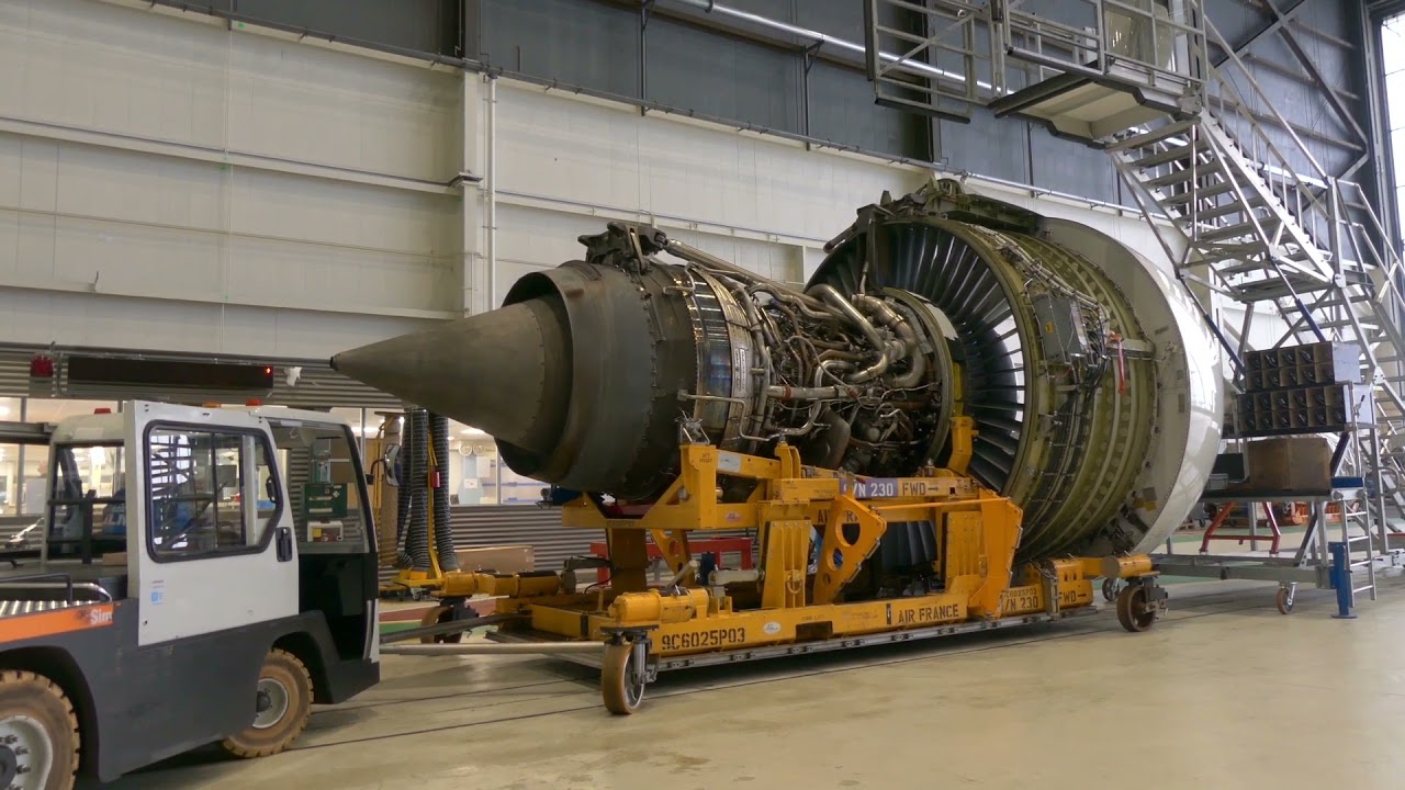 Boeing 777 GE90 engine removal - YouTube