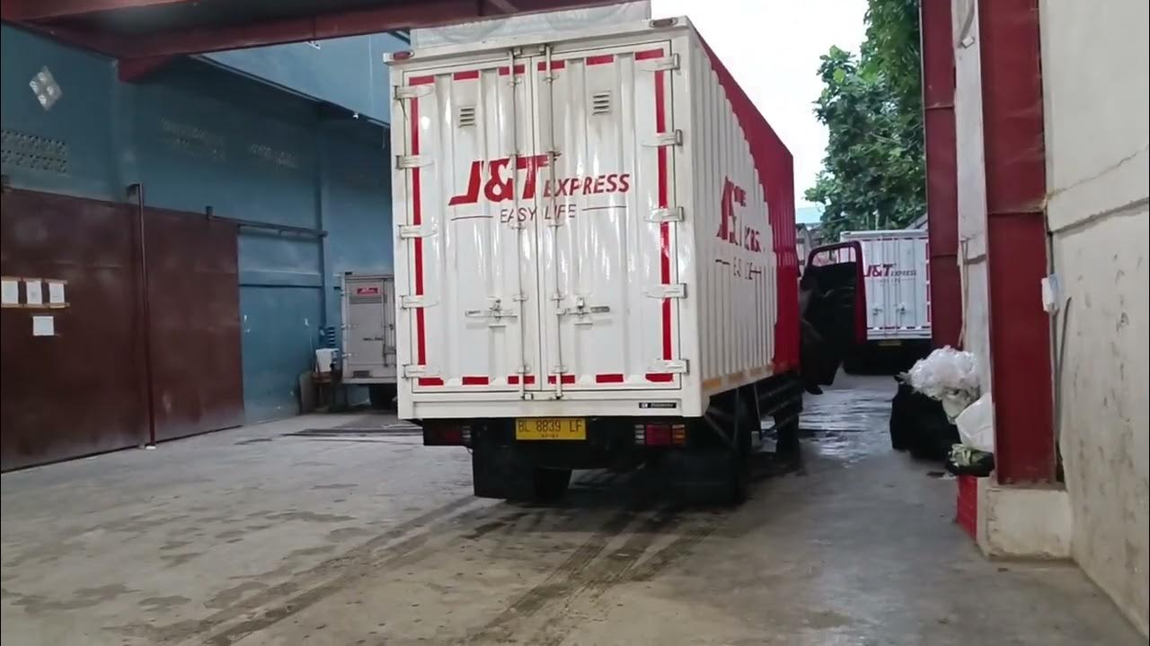 truk jnt muat barang - YouTube