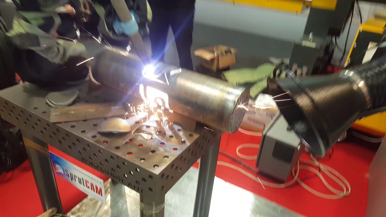 Universal Robots, plasma cutting - YouTube
