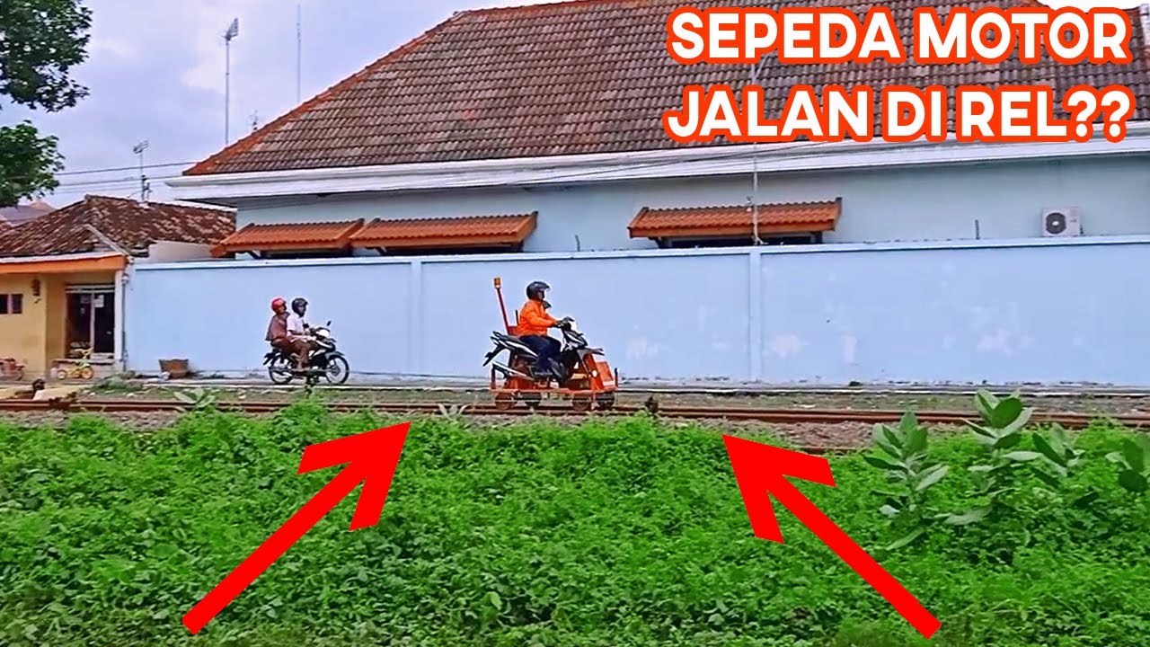 APA TUH YANG LEWAT?? Ada Sepeda Motor Jalan di Rel Kereta Api - YouTube