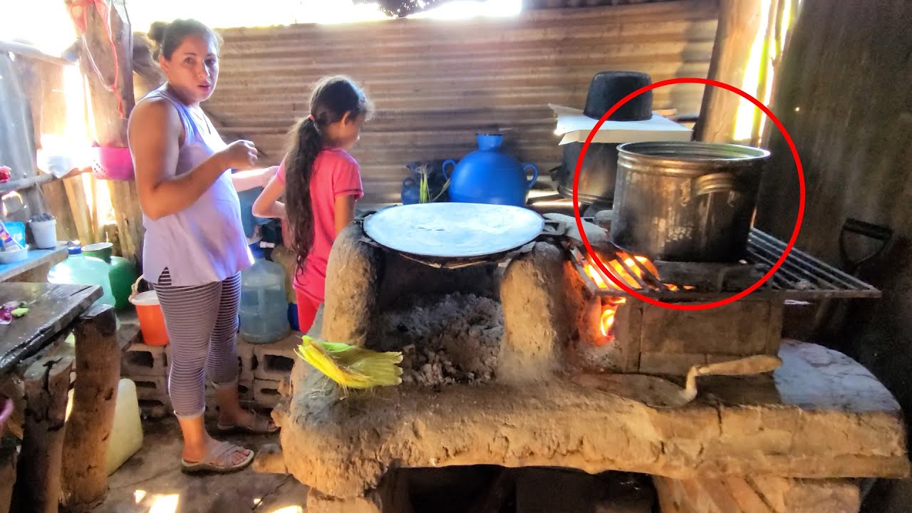 COCINANDO UNA SOPA DE RES SALVADOREÑA EN COCINA DE LEÑA - YouTube