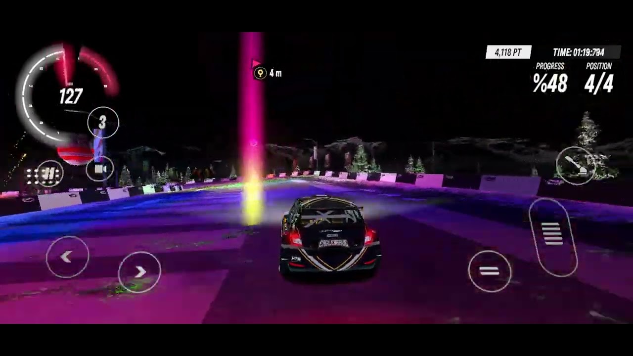 Masini de raliu in drifturi pe drumuri alunecoase pline de zapada in ...