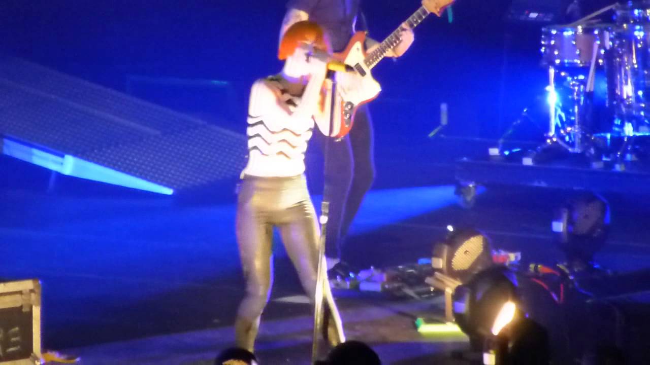 Paramore - Daydreaming (Madison Square Garden November 13th 2013) - YouTube