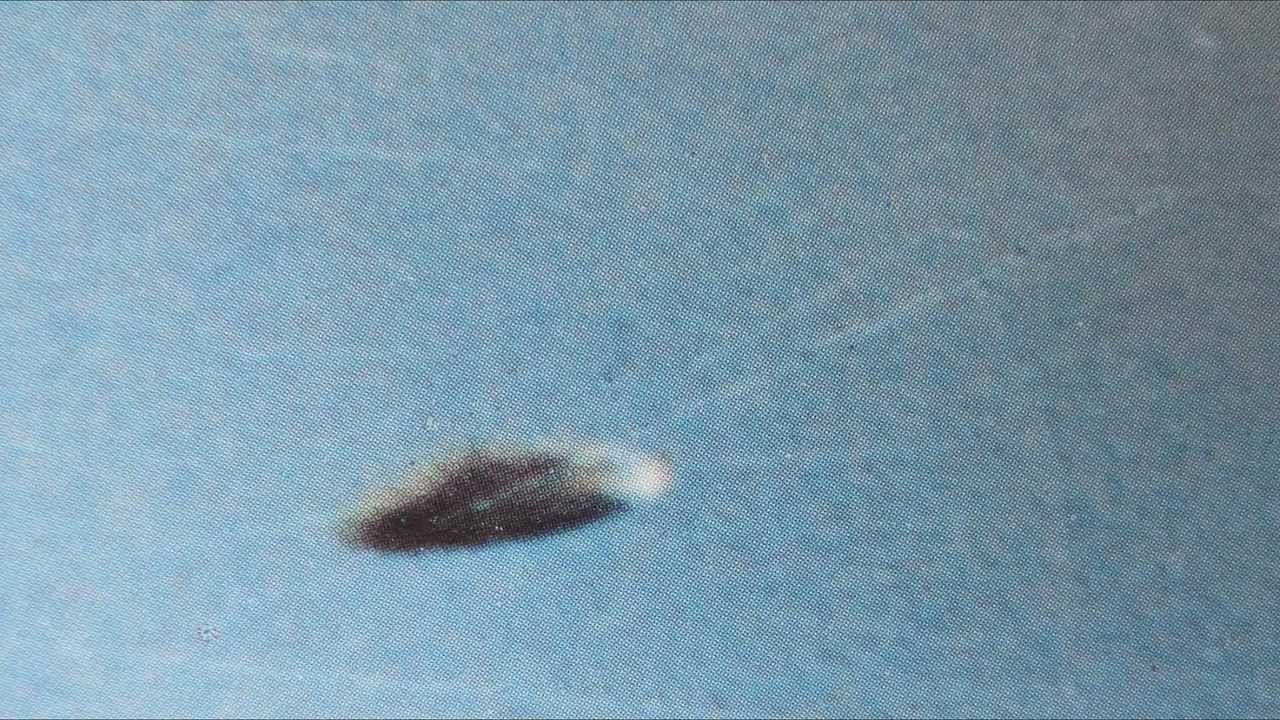 Remarkable UFO photos in color - YouTube