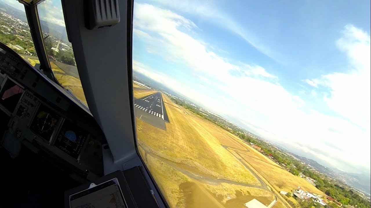 Airbus 320 Landing in San Jose, Costa Rica - YouTube